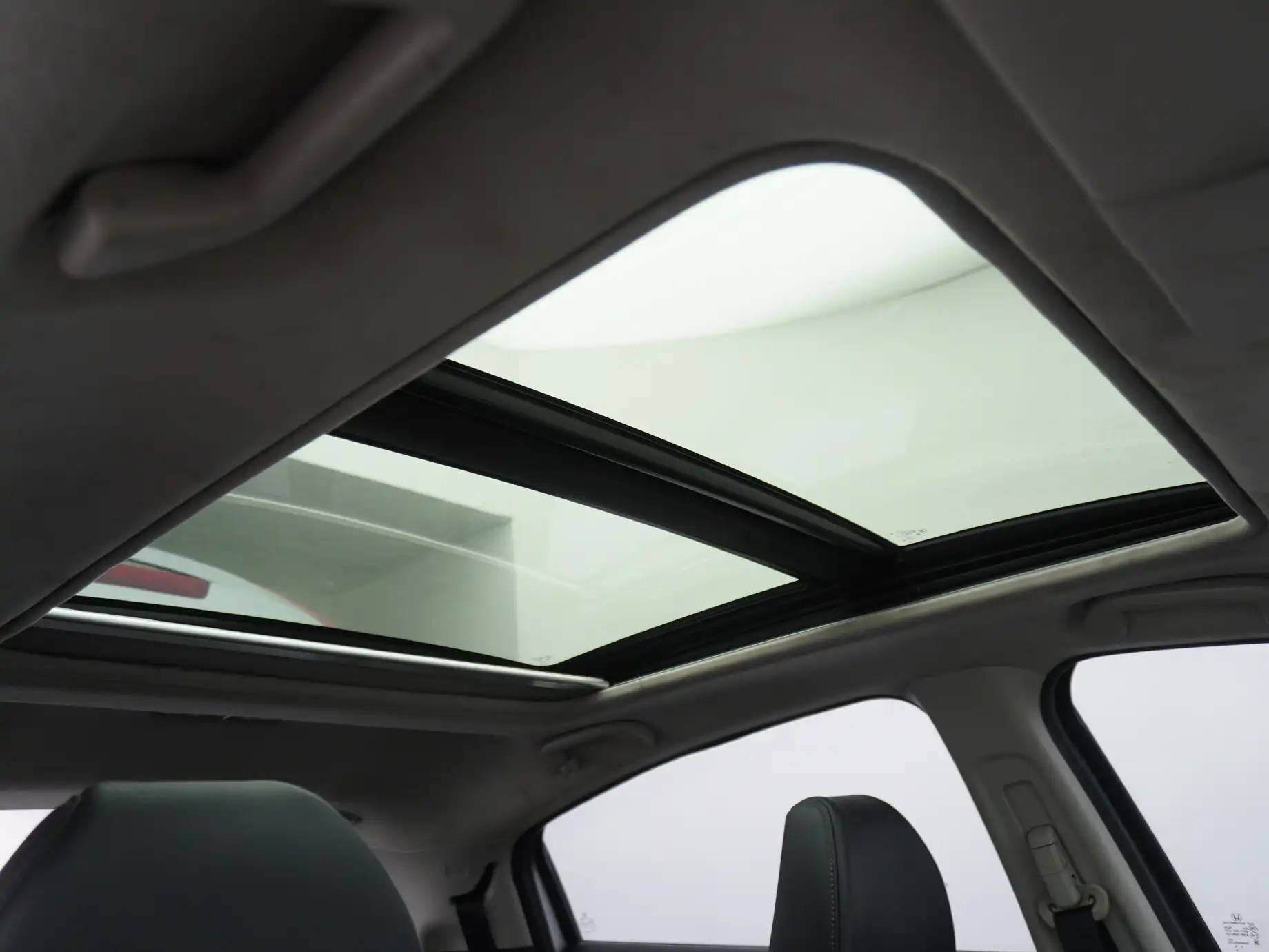 Cari mobil atap terbuka? Sunroof atau Moonroof, Cek Dulu Perbedaannya