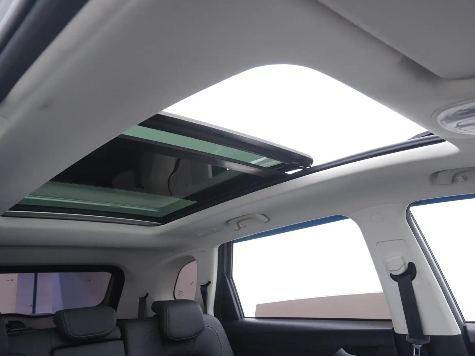 Cari mobil atap terbuka? Sunroof atau Moonroof, Cek Dulu Perbedaannya