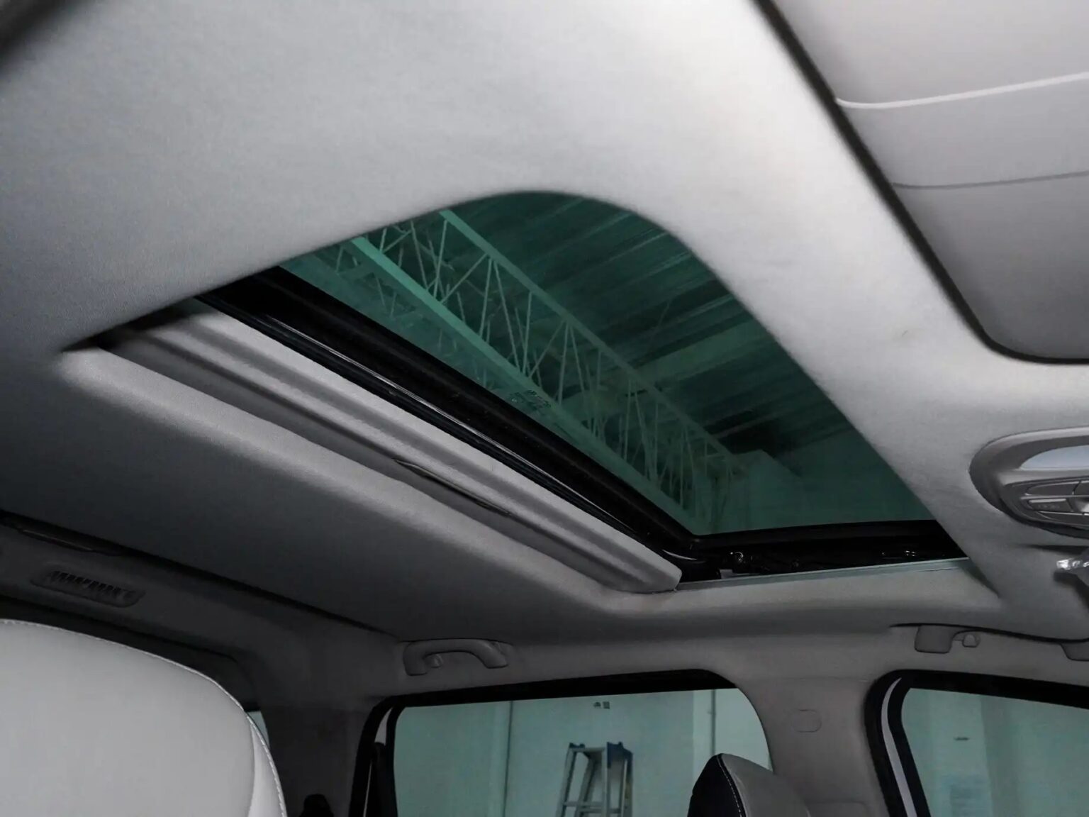 Cari mobil atap terbuka? Sunroof atau Moonroof, Cek Dulu Perbedaannya